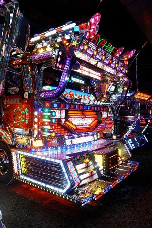 Dekotora: The Ridiculously Decorated Trucks of Japan | Amusing Planet